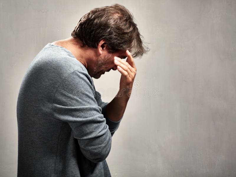 Hombre triste humillado imagen de archivo. Imagen de sepia - 87375245