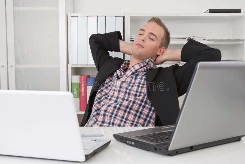 Hombre relajado foto de archivo. Imagen de cerrado, sobrecargado - 35321228