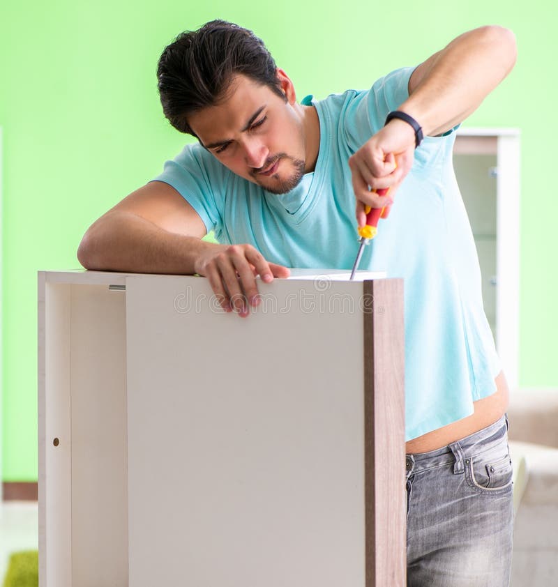 Hombre Reparando Muebles En Casa Foto de archivo - Imagen de ...