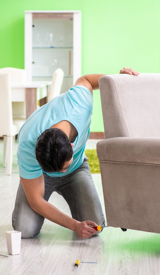 Hombre Reparando Muebles En Casa Imagen de archivo - Imagen de hombre ...