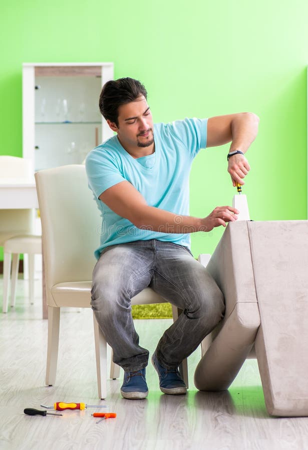 Hombre Reparando Muebles En Casa Foto de archivo - Imagen de ...