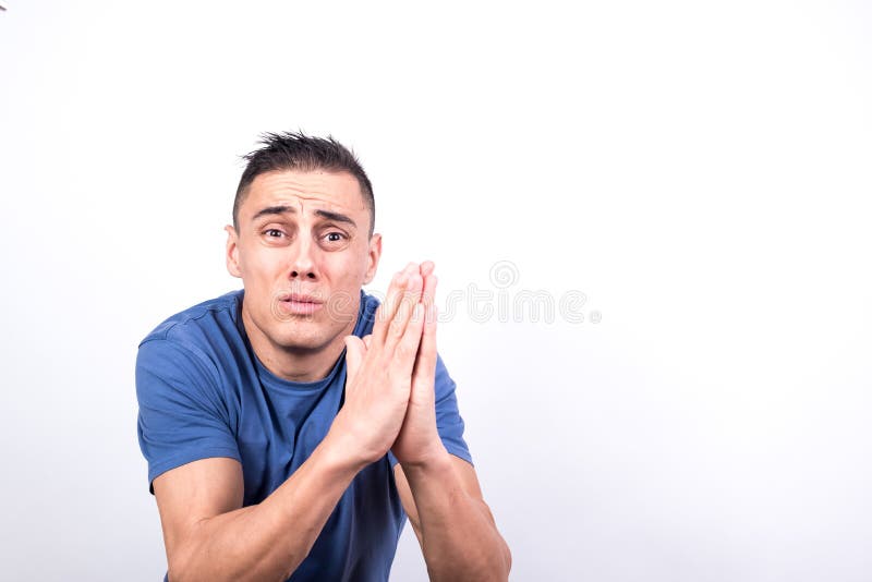 Hombre rogando imagen de archivo. Imagen de travieso - 178684263