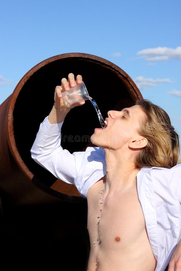 Hombre sediento imagen de archivo. Imagen de rubio, gota - 15328045