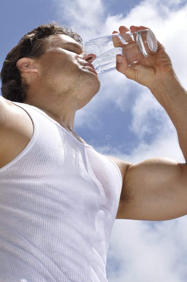 Hombre sediento foto de archivo. Imagen de sediento, joven - 31170940