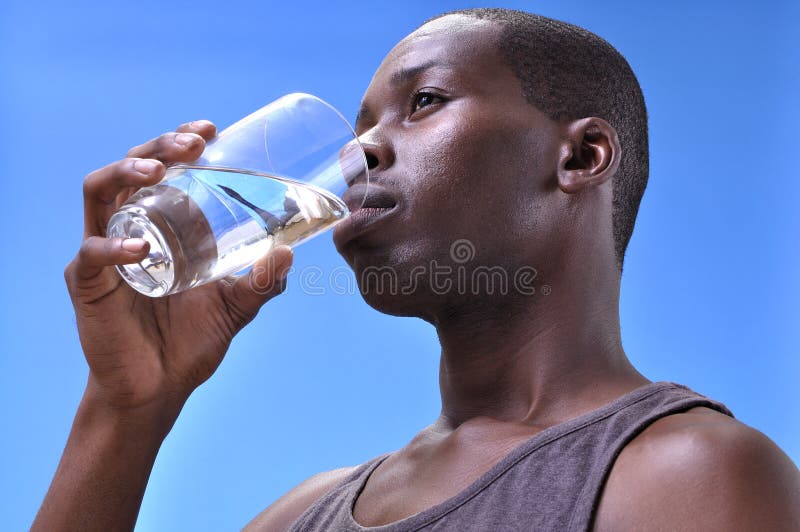 Hombre sediento foto de archivo. Imagen de horizontal - 31170906