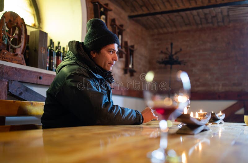Hombre sentado en bodega imagen de archivo. Imagen de gente - 215927111