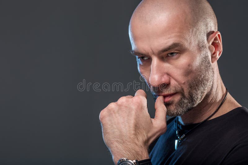 Hombre serio calvo, brutal imagen de archivo. Imagen de humano - 127374461