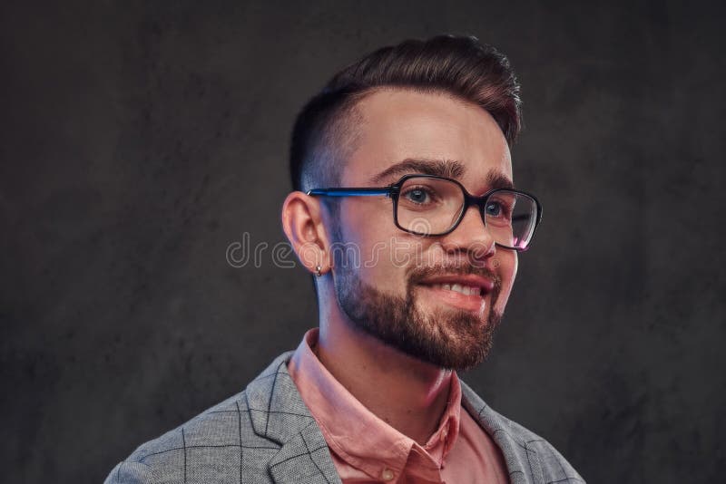 Hombre Sonriente Joven En Chaqueta a Cuadros, Camisa Rosada Y Vidrios ... Hombre Sonriente Joven En Chaqueta a Cuadros, Camisa Rosada Y Vidrios ...