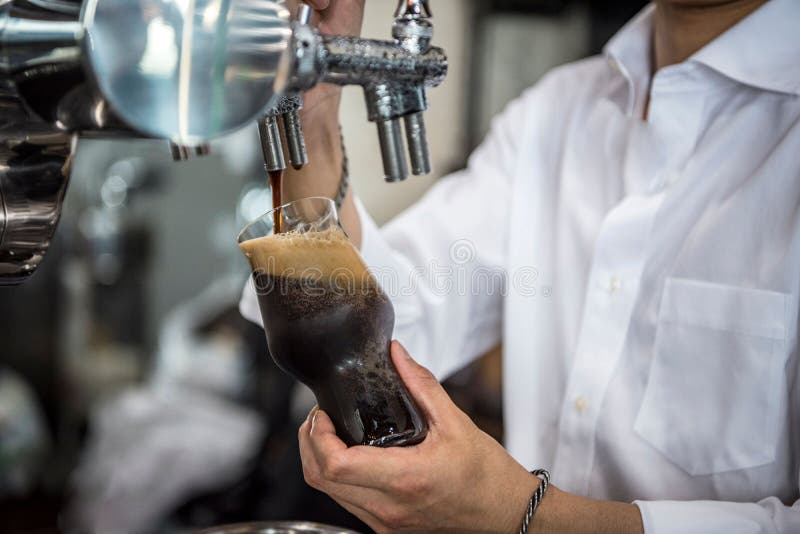 Hombre Tomando Un Refresco En Un Vaso Foto de archivo - Imagen de barra ...
