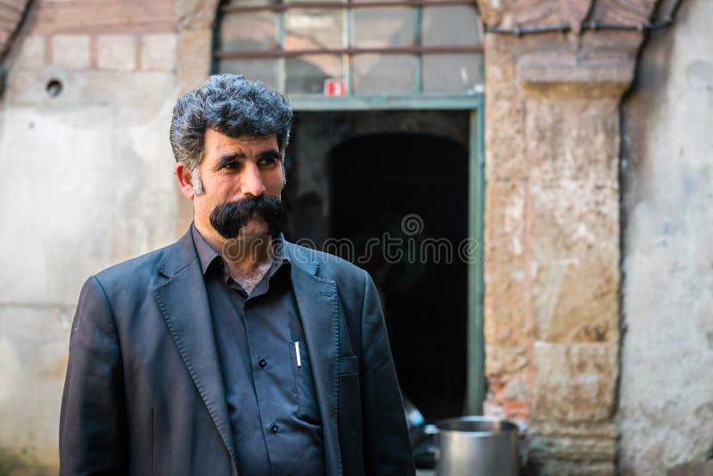 Hombre turco con el bigote imagen editorial. Imagen de estambul - 68431475