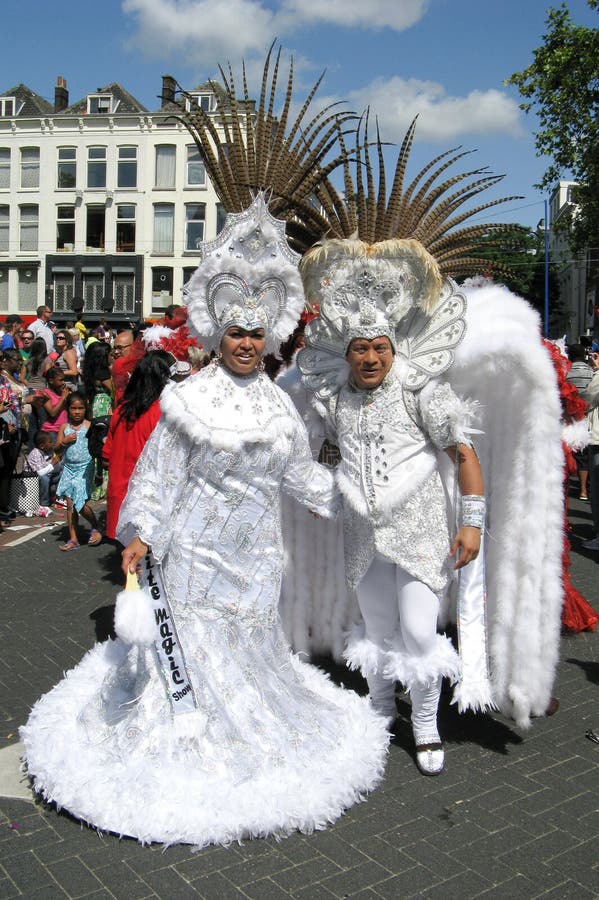 Hombre Y Mujer En Un Desfile Carnaval Imagen de archivo editorial ...