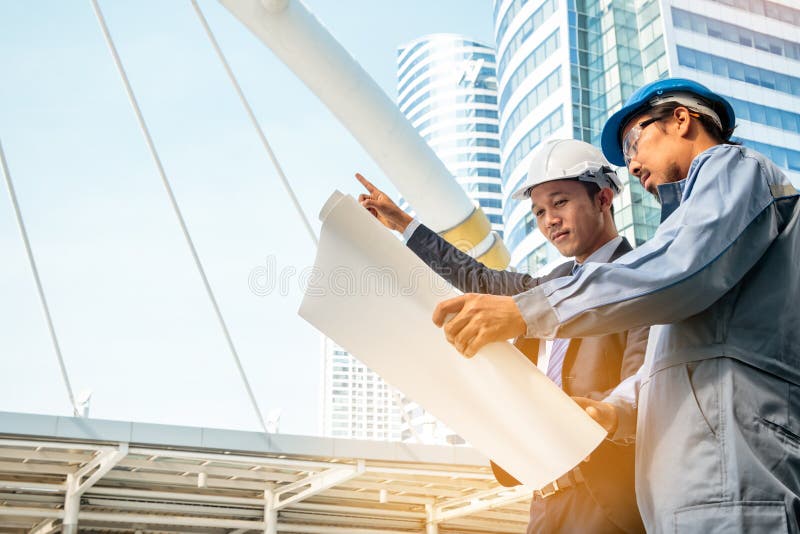 Hombres De Negocios, Ingeniero Y Constructor Trabajando Junto Foto de ...