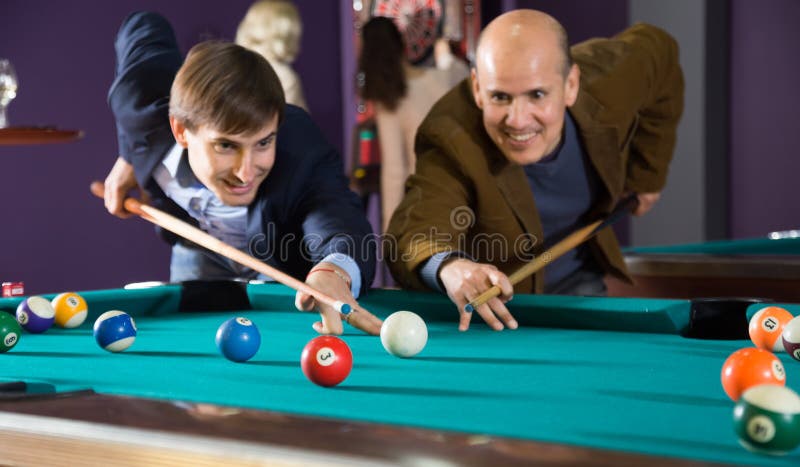 Hombres jugando al billar foto de archivo. Imagen de billar - 171112624