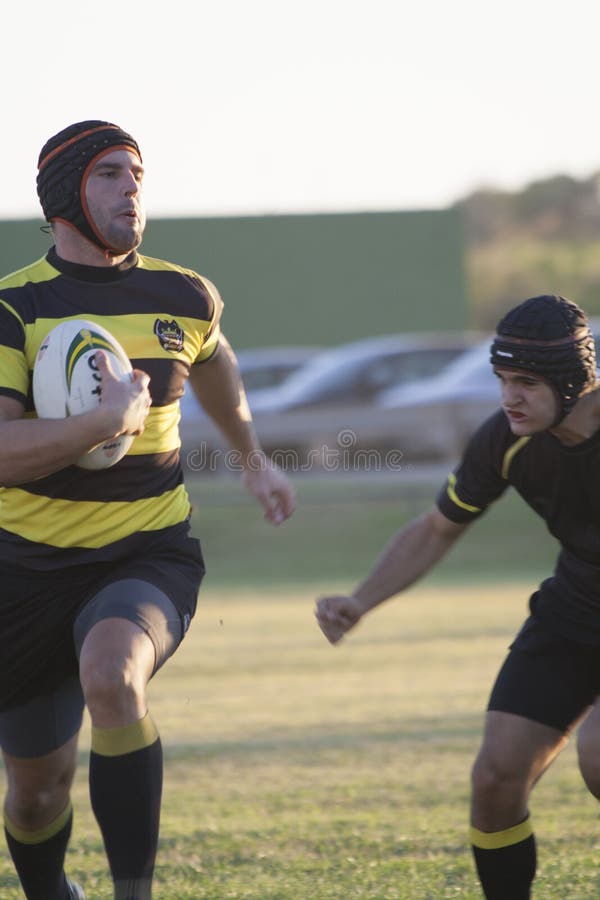 Hombres jugando rugby foto editorial. Imagen de taza - 181611536