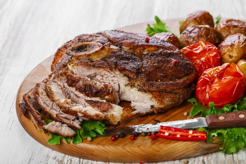 Hombro De Cerdo Asado En El Hueso Foto de archivo - Imagen de barbacoa ...