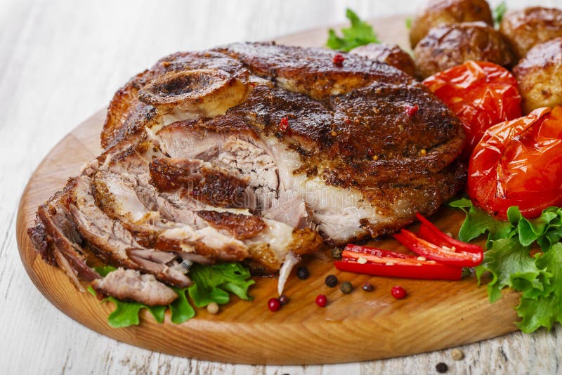 Hombro De Cerdo Asado En El Hueso Foto de archivo - Imagen de barbacoa ...