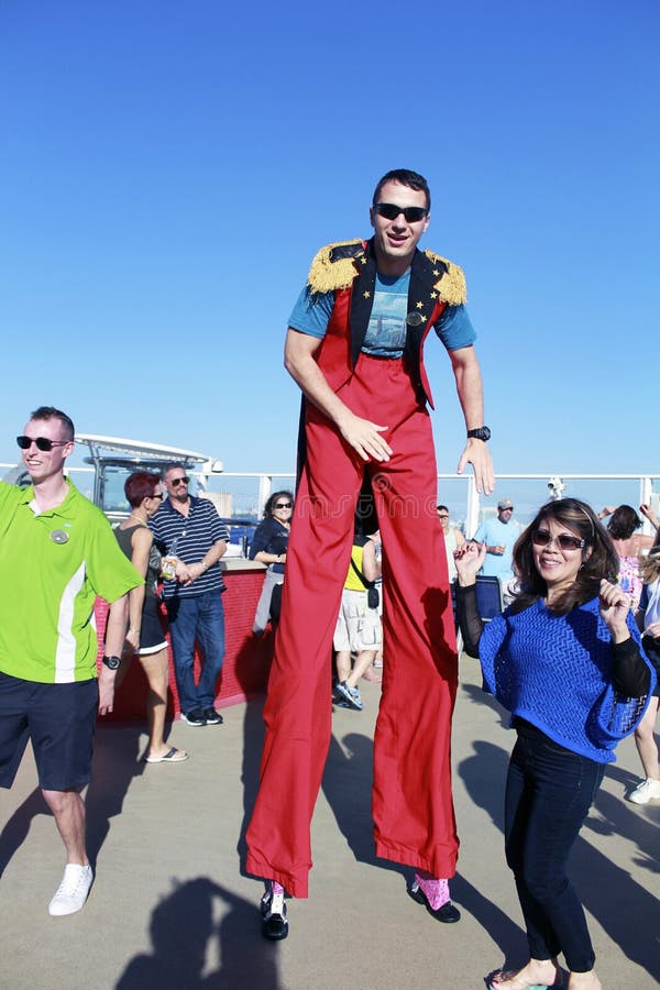 Homem Alto Que Partying Com Convidados Imagem de Stock Editorial ...