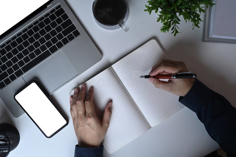 Homem Anotando No Notebook E Trabalhando on-line Com Laptop. Foto de ...