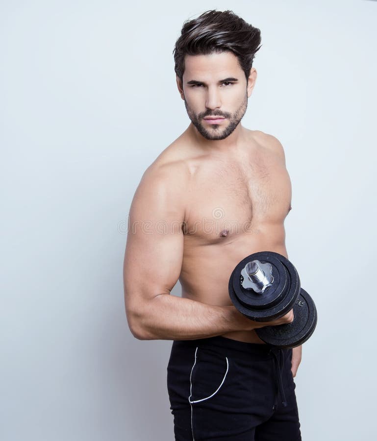 Homem jovem e em forma imagem de stock. Imagem de barba - 66292929