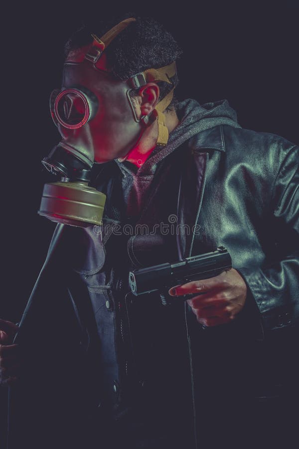 Homem Armado Com Máscara De Gás Sobre O Fundo Da Explosão Foto de Stock ...