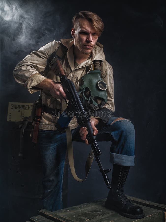 Homem Armado Com Uma Arma Stalker Imagem de Stock - Imagem de injetor ...
