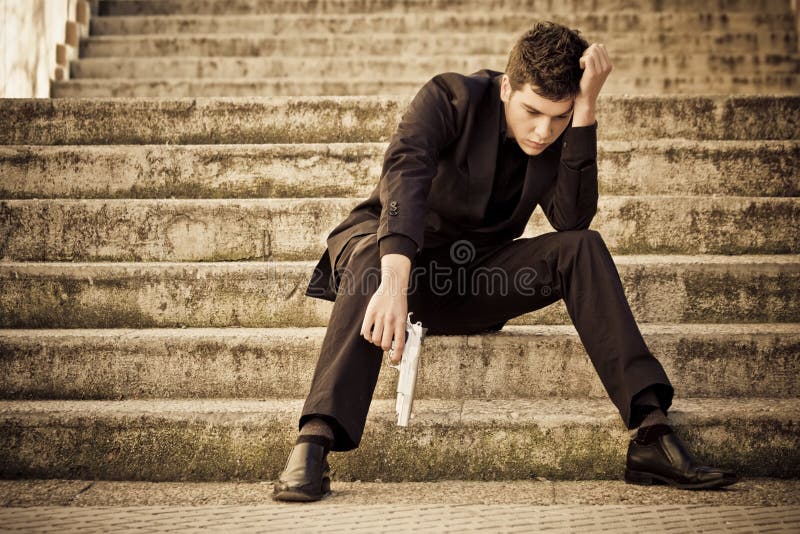 Homem Armado Dos Jovens Em Escadas Foto de Stock - Imagem de detetive ...