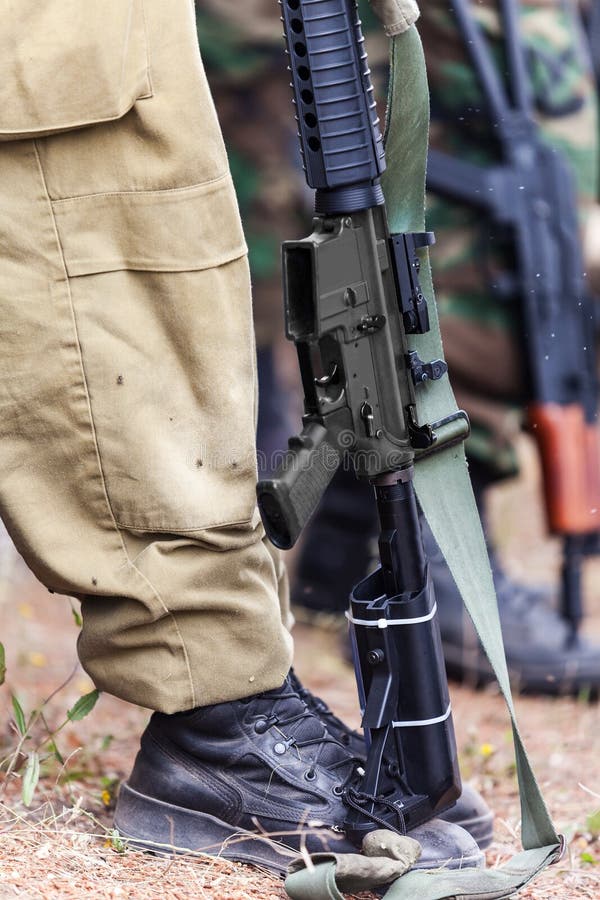 Homem Armado Que Aponta Um Rifle Foto de Stock - Imagem de bravo ...