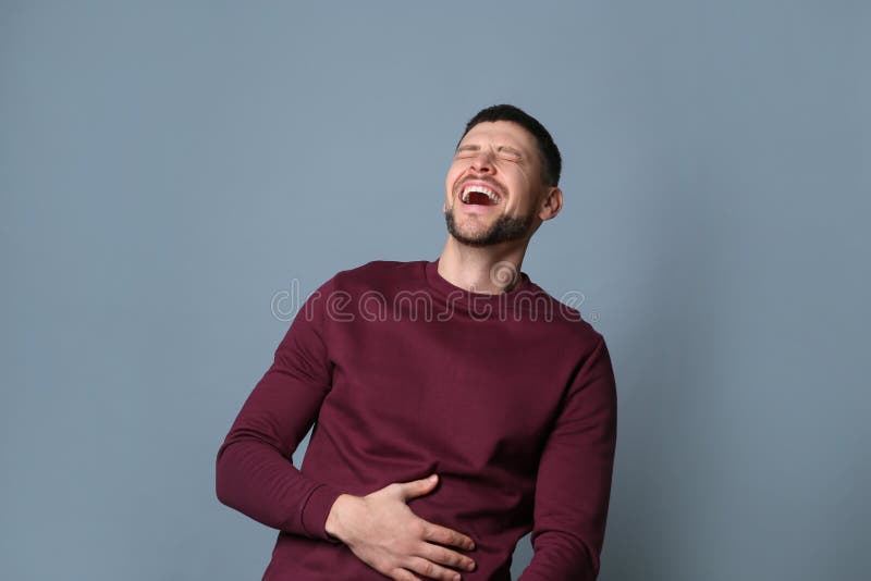 Homem Bonito Rindo De Fundo Cinza. Piada Foto de Stock - Imagem de ...