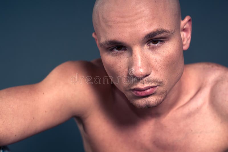 Homem calvo foto de stock. Imagem de cara, olhar, sorriso - 29331176