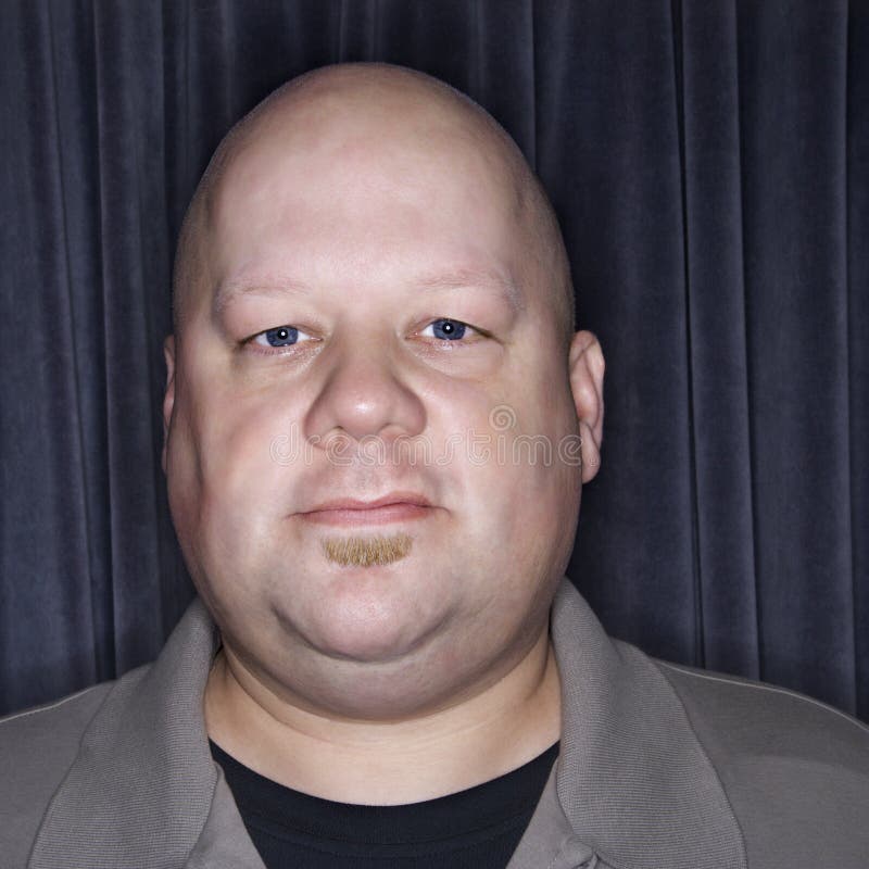 O Homem Calvo Adulto Joga O Tênis Na Corte Dia Ensolarado Imagem de ...