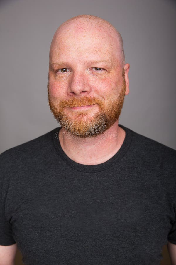 Homem calvo com uma barba foto de stock. Imagem de adulto - 42624080