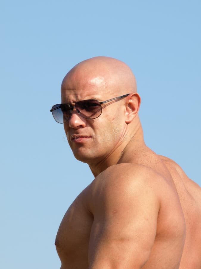 Homem calvo com torso nu foto de stock. Imagem de sunglasses - 6522644