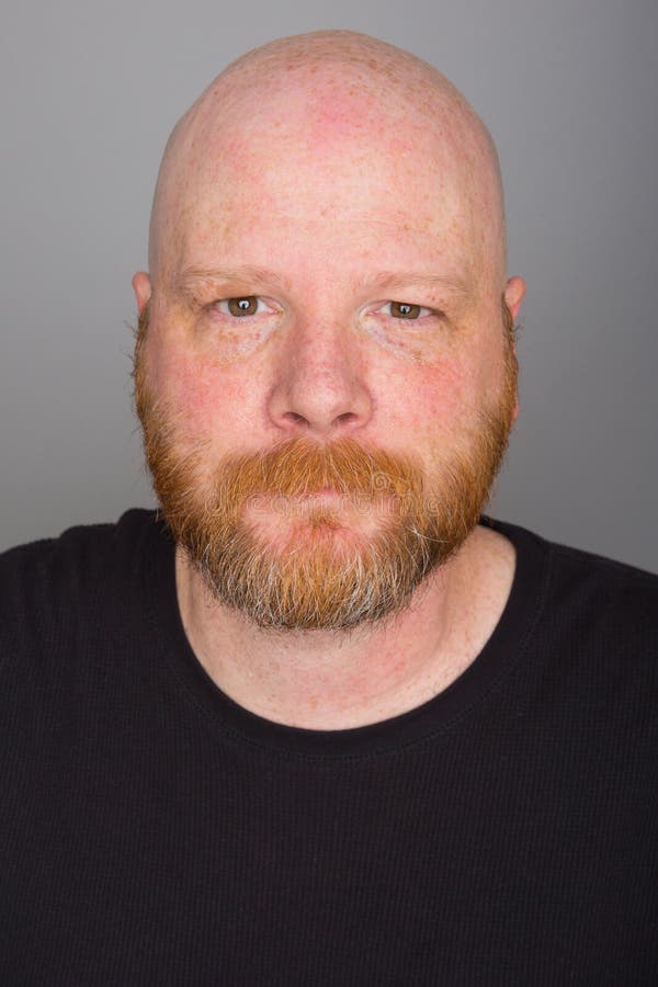 Homem calvo com uma barba imagem de stock. Imagem de modelo - 47605531