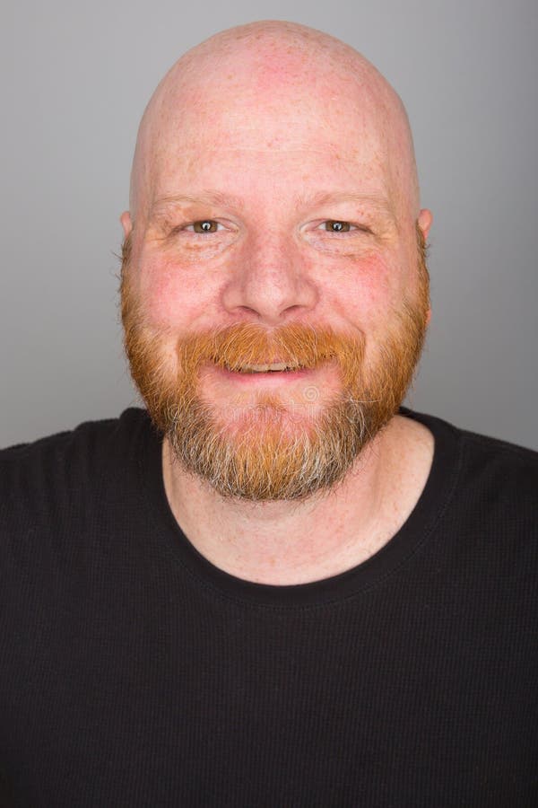 Homem calvo com uma barba foto de stock. Imagem de adulto - 42624080