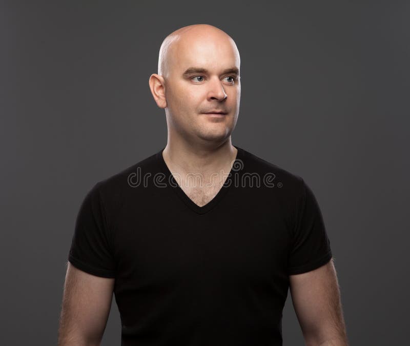 Homem calvo em um t-shirt foto de stock. Imagem de estar - 95325952