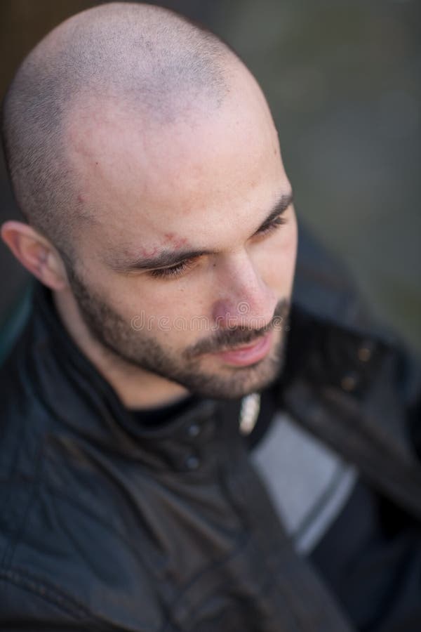 Homem calvo novo imagem de stock. Imagem de preto, careca - 18691281