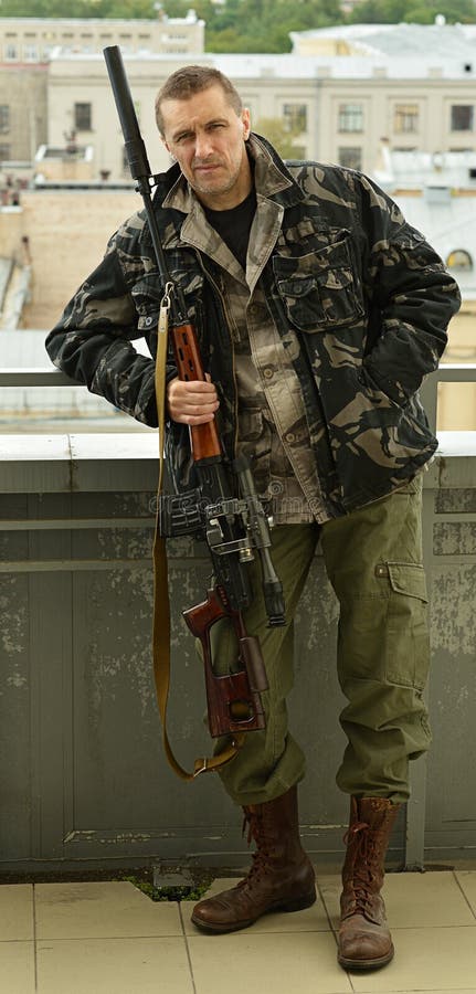 Homem armado com arma foto de stock. Imagem de soldado - 42020460