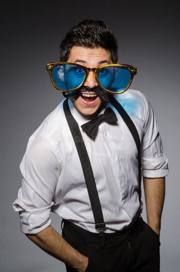 Homem Com Bigode Falso E Grande Novos Foto de Stock - Imagem de bigode ...