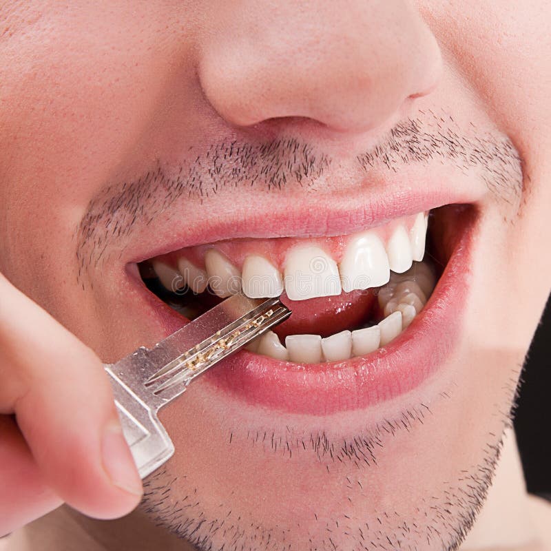 Homem com dentes brancos imagem de stock. Imagem de alegria - 21884395