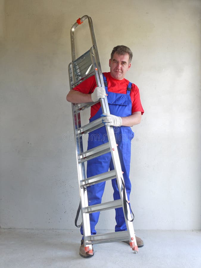 Homem com escada foto de stock. Imagem de casa, homem - 10682854