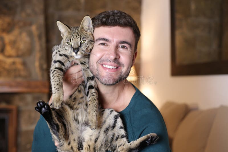 Homem com gato selvagem imagem de stock. Imagem de caro - 237462339