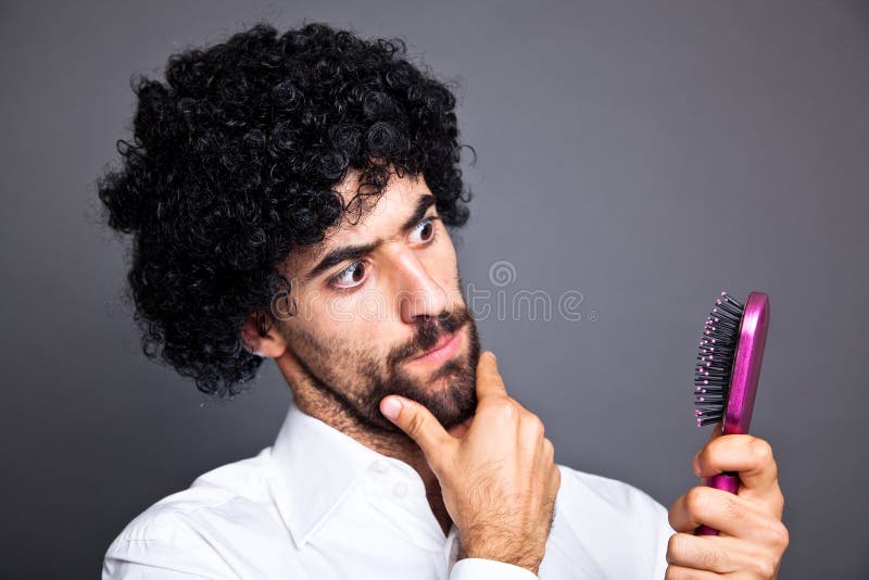 Homem com peruca imagem de stock. Imagem de olhar, adulto - 16187197