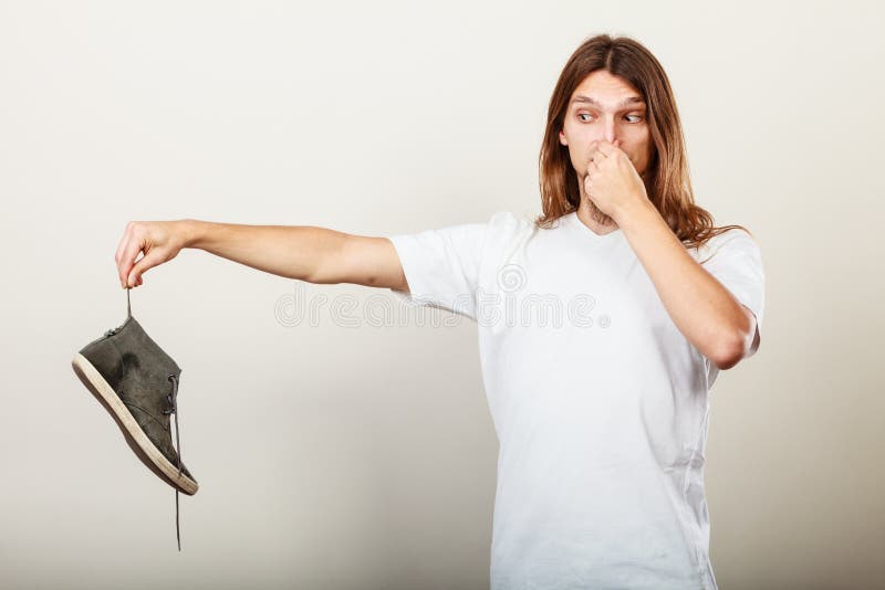 Homem com sapata fedido imagem de stock. Imagem de expressivo - 64894035