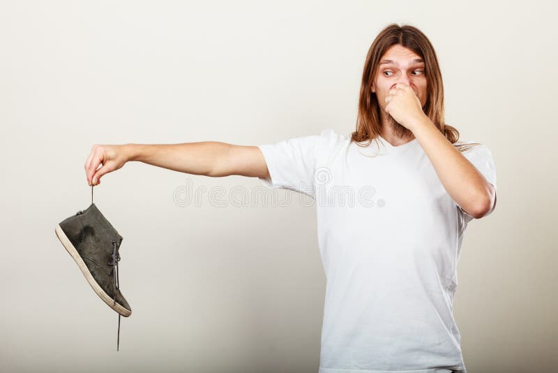 Homem com sapata fedido imagem de stock. Imagem de expressivo - 64894035