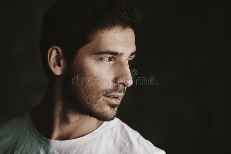 Homem italiano bonito foto de stock. Imagem de encaracolado - 216470034