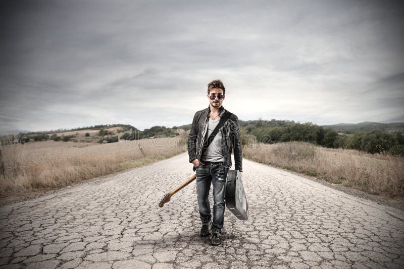 Homem Da Rocha Que Anda Na Rua Imagem de Stock - Imagem de desengate ...