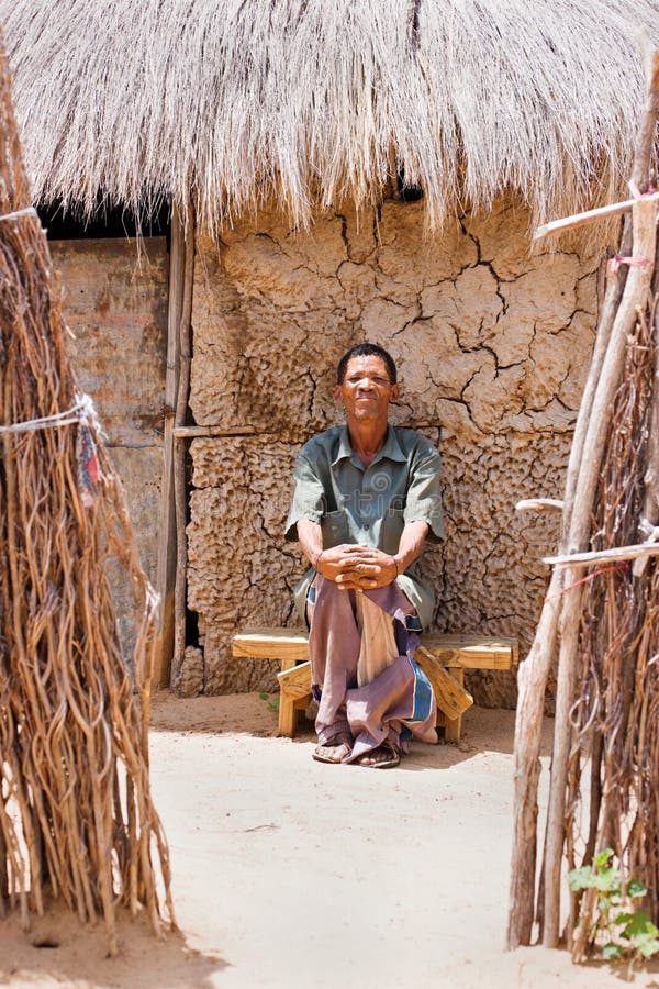 Homem de Basarwa imagem de stock. Imagem de argila, seco - 7891037
