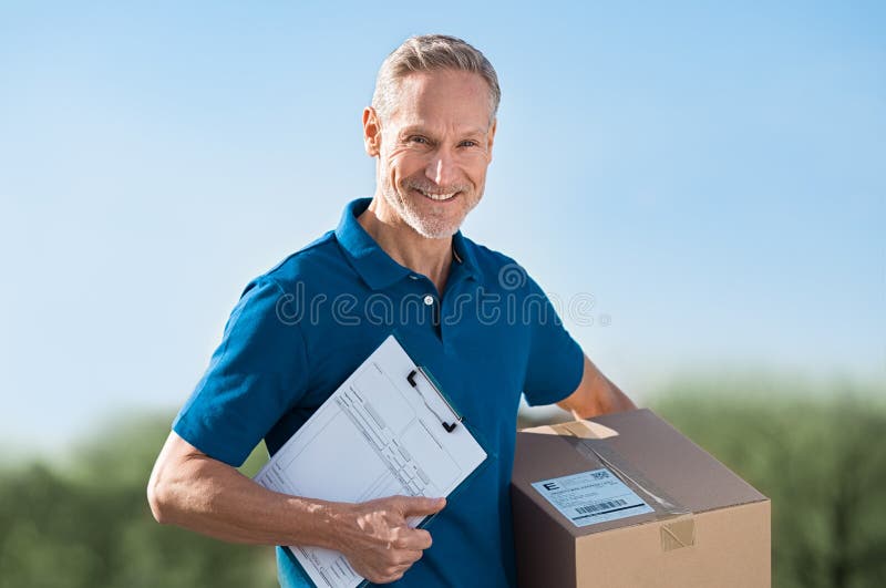 Homem De Entrega Que Guarda O Pacote Foto de Stock - Imagem de entregue ...