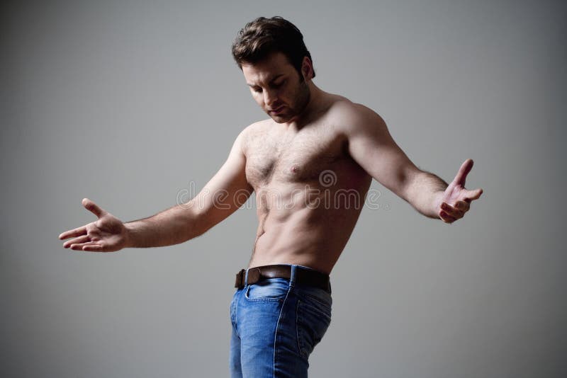 Homem de Musculous foto de stock. Imagem de cinzento - 17819530