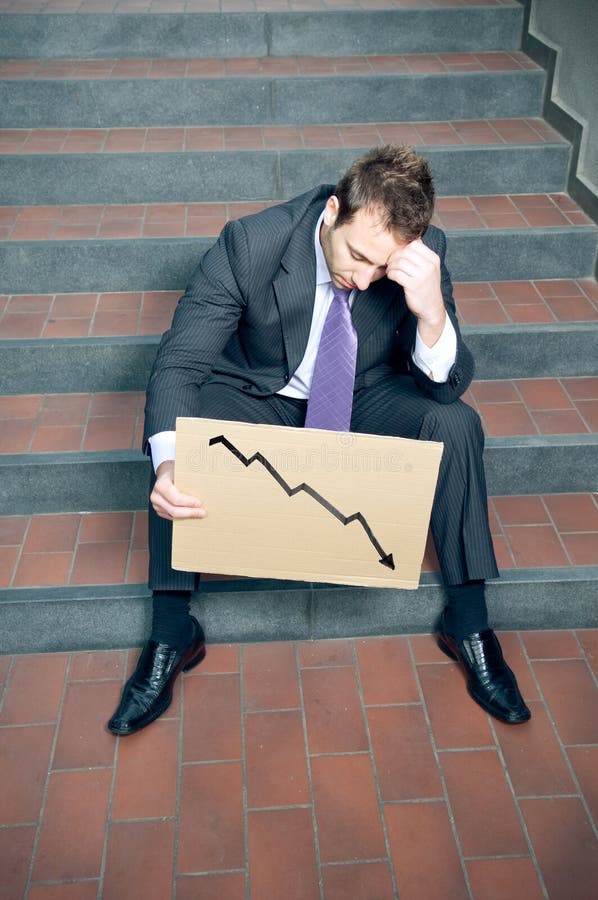 Homem De Negócios Desesperado Que Senta-se Impossivelmente No Assoalho ...